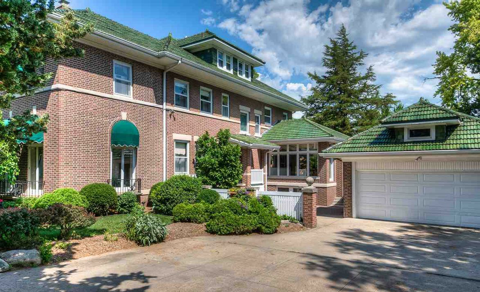 10 High-End Omaha Homes for Sale That are Completely Holiday-Ready ...